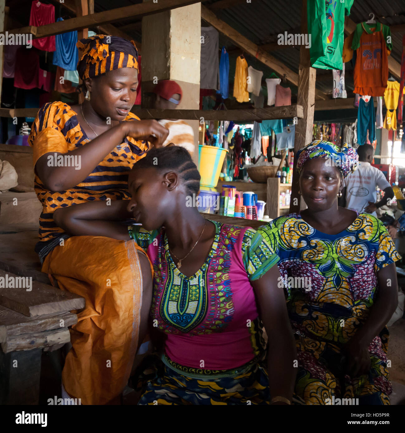 Coiffeur africain de cornrow Banque de photographies et d’images à ...