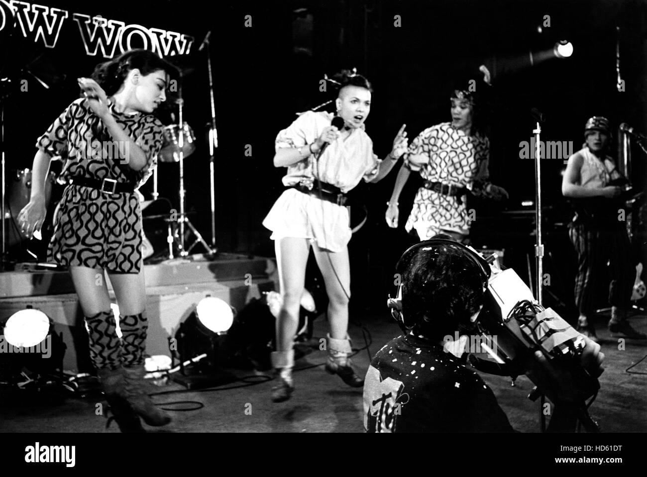 La VEILLE DU NOUVEL AN ROCK 'N' ROLL BALL, Bow wow wow (Annabella Lwin, centre), 1981/1982 ...