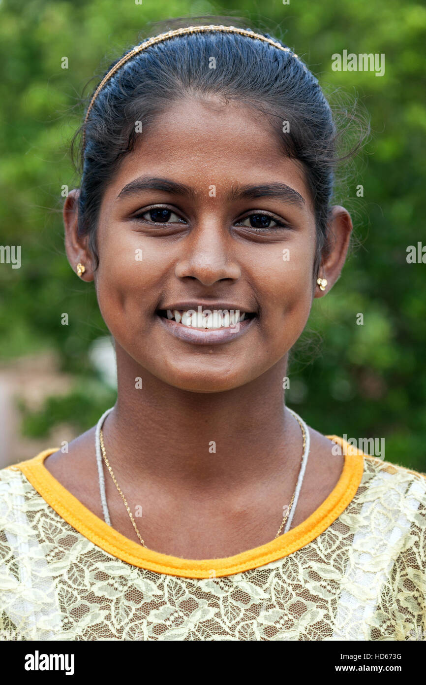 Les jeunes cingalais native woman smiling, portrait, Anuradhapura, Sri ...