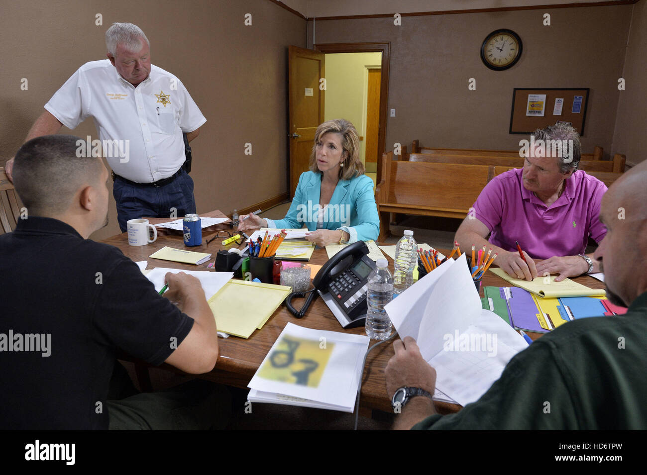 La justice froide, (à l'arrière, de gauche à droite) : Sheriff George ...