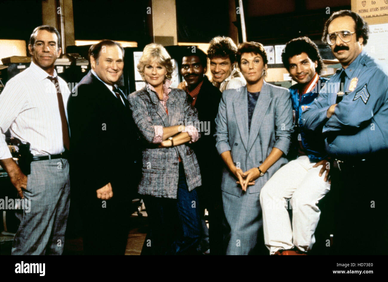 CAGNEY ET LACEY, (de gauche) : Paul Mantee, Al Waxman, Sharon Gless ...