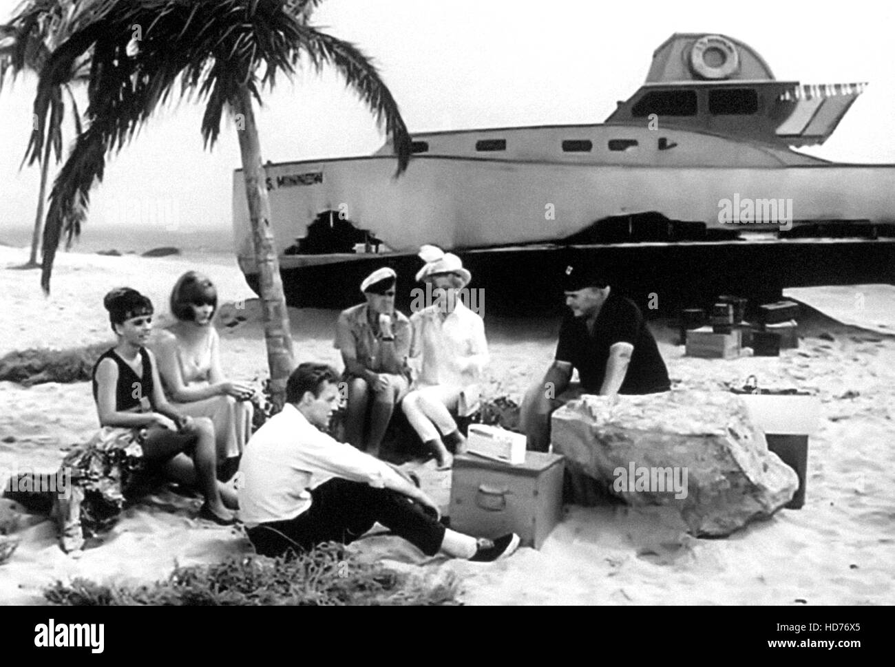 GILLIGAN'S ISLAND, (de gauche) : Dawn Wells, Tina Louise, Russell ...