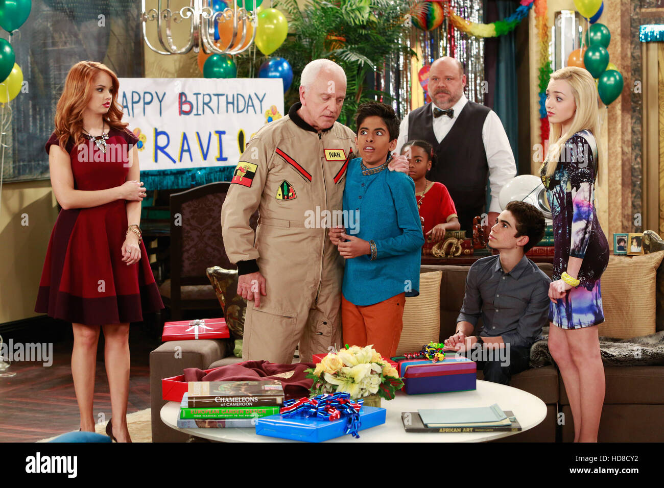 JESSIE, la l-r : Debby Ryan, John Rubinstein, Karan Brar, Skai Jackson ...