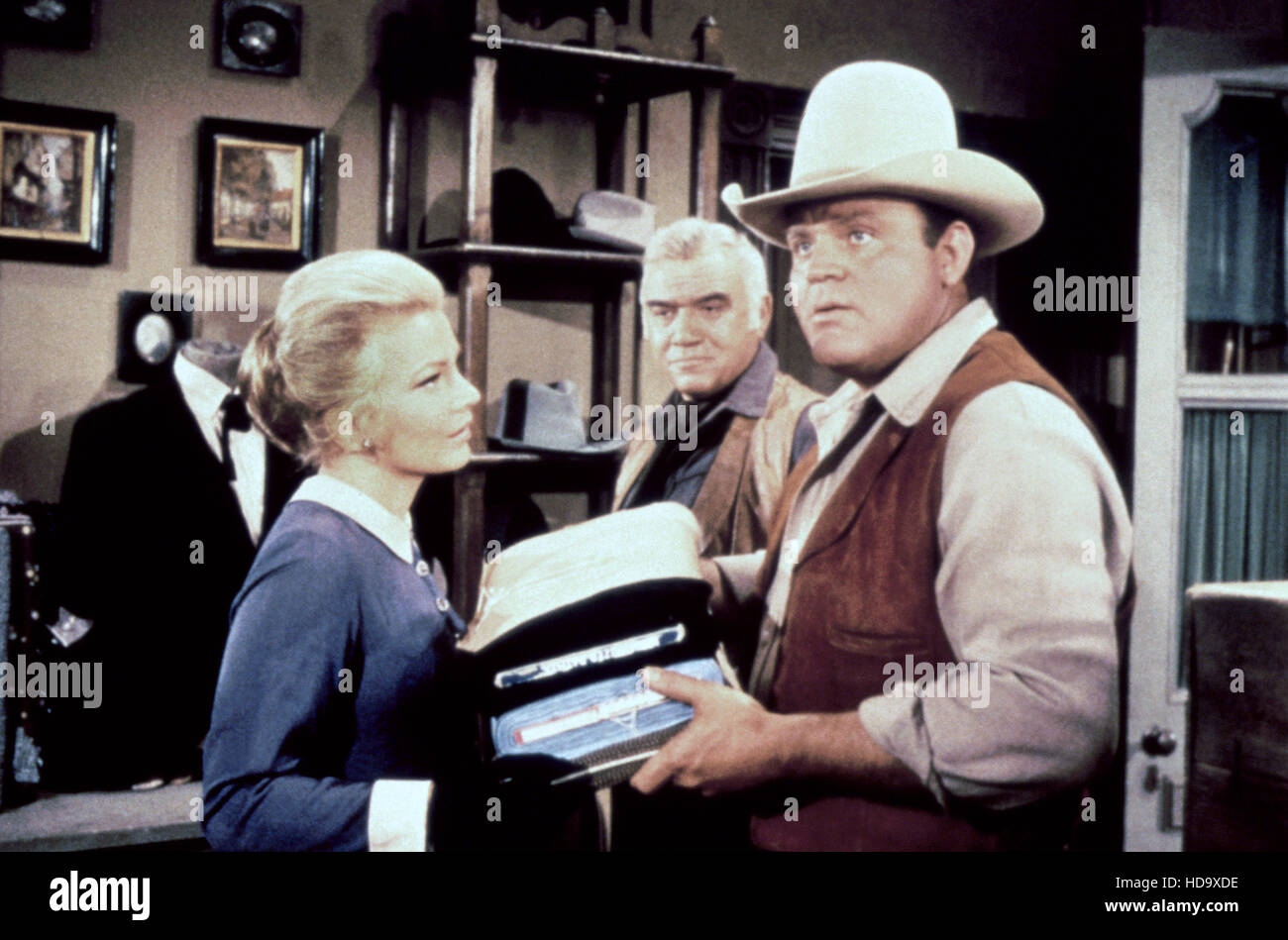 BONANZA, (de gauche) : Gena Rowlands, Lorne Greene, Dan Blocker, "elle ...