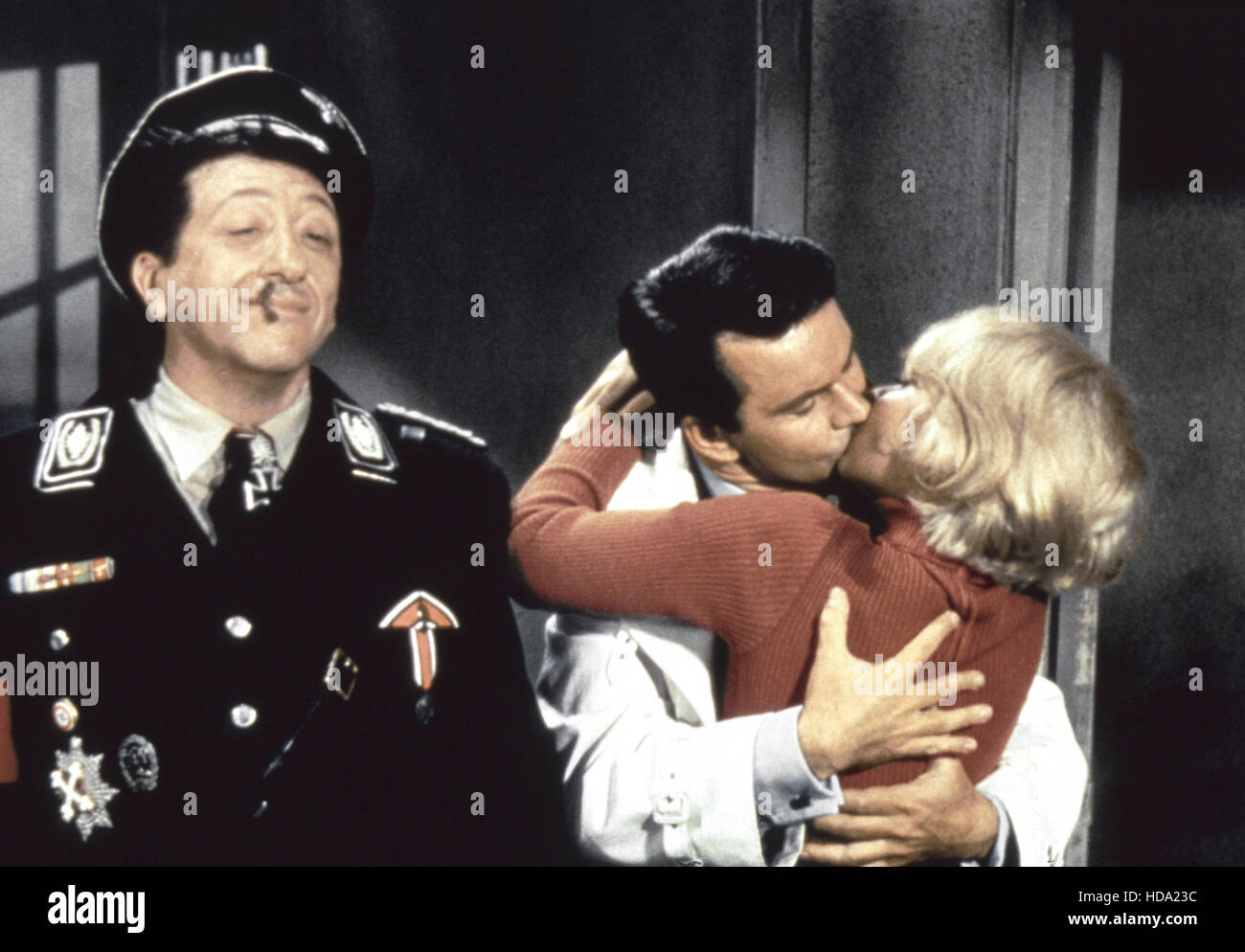 HOGAN'S HEROES, (de gauche) : Henry Corden, Bob Crane, Arlene Martel ...