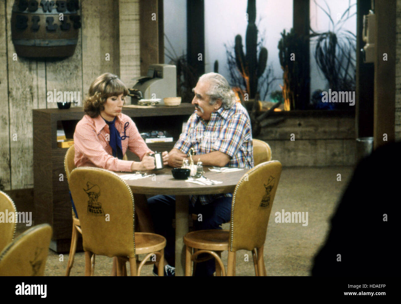 LAVERNE ET SHIRLEY, à partir de la gauche : Penny Marshall, Phil Foster ...