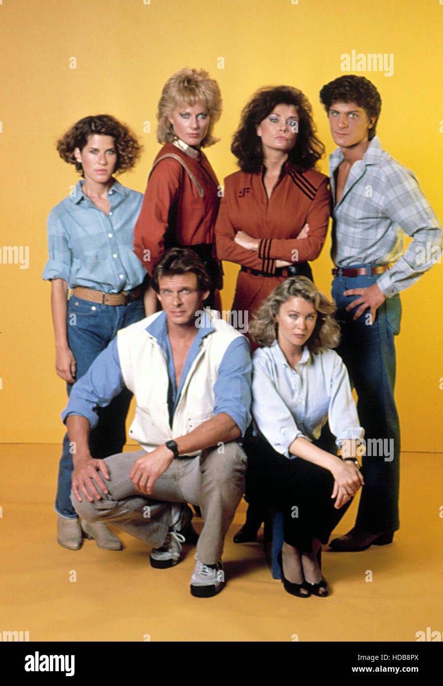 V : LA SÉRIE, (debout) Blair Tefkin, June Chadwick, Jane Badler, Jeff ...