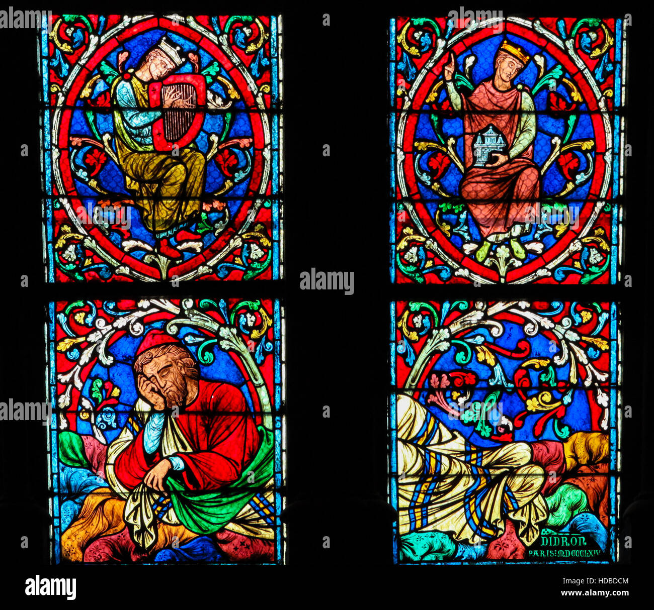 Vitraux dans la Cathédrale Notre Dame de Paris représentant une partie ...