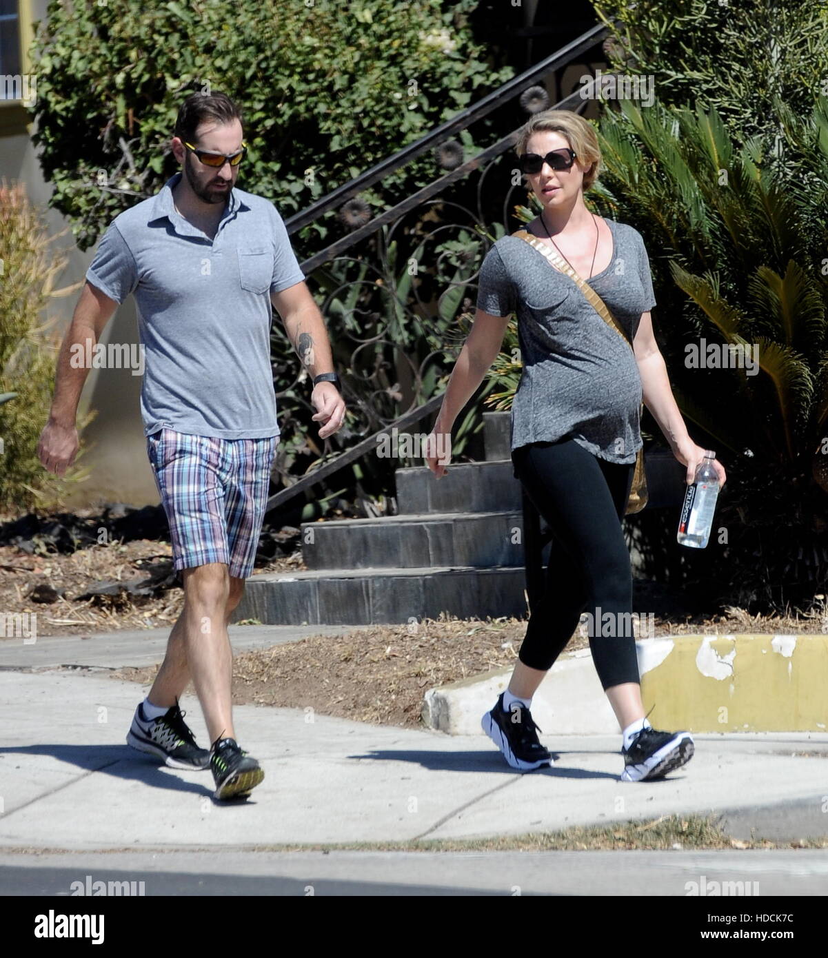 Katherine Heigl enceinte montre son nez de bébé dans un tee serré tout ...
