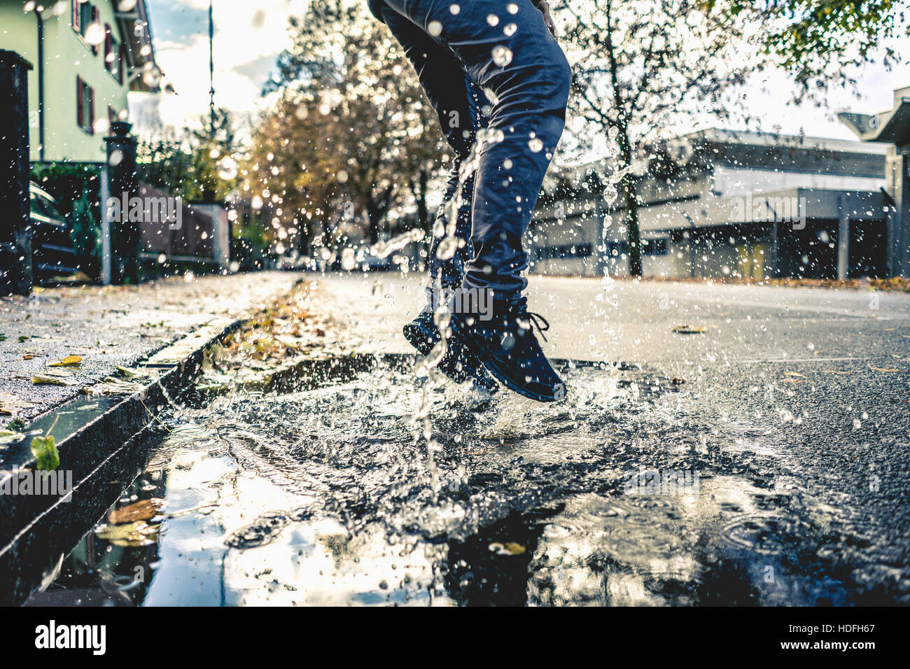 éclabousser dans une flaque d'eau Banque de photographies et d’images à ...