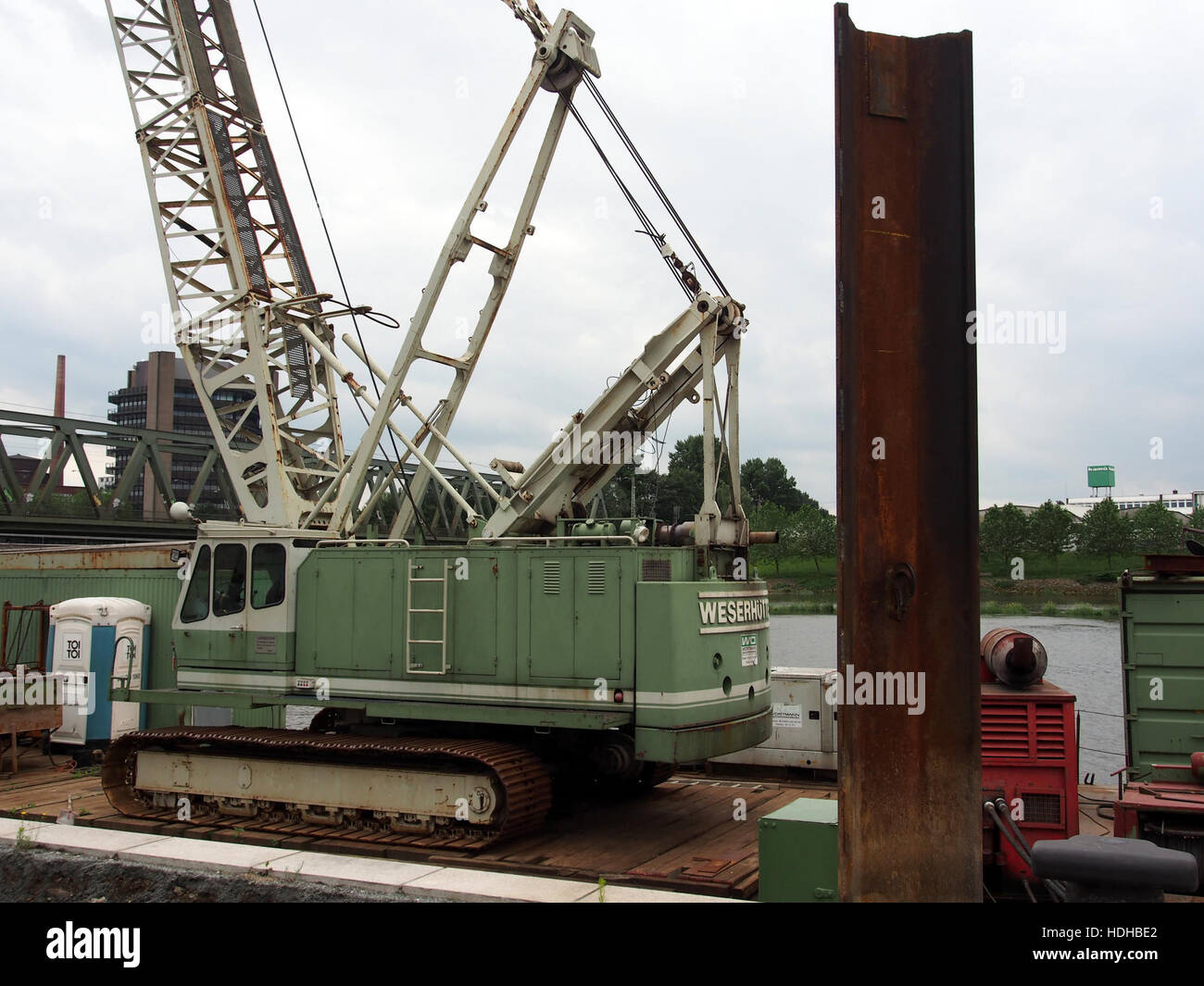 Grue sur une barge Banque de photographies et d’images à haute ...
