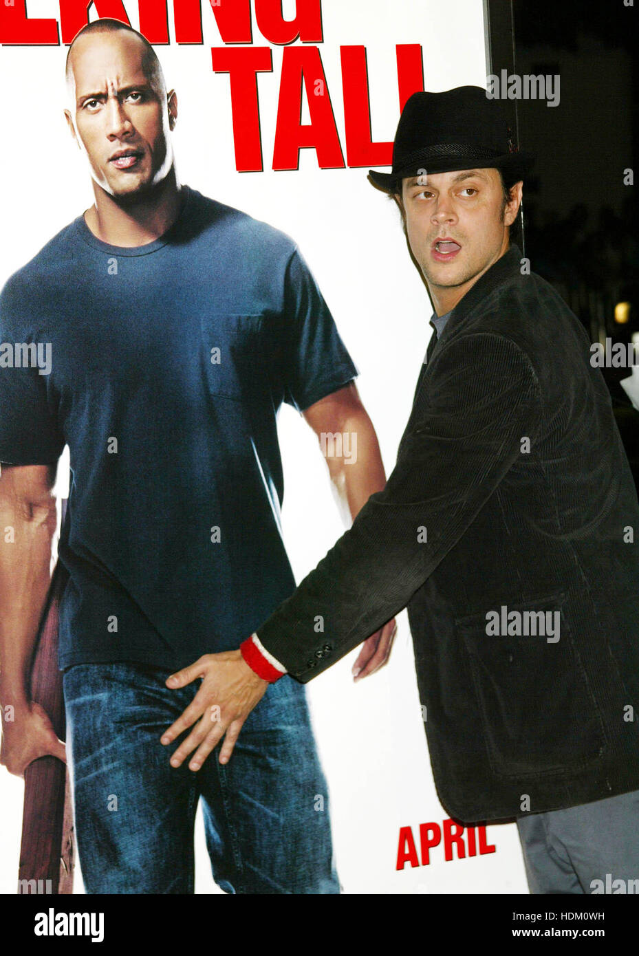 Acteur Johnny Knoxville pose avec une affiche de son co-star Dwayne ...