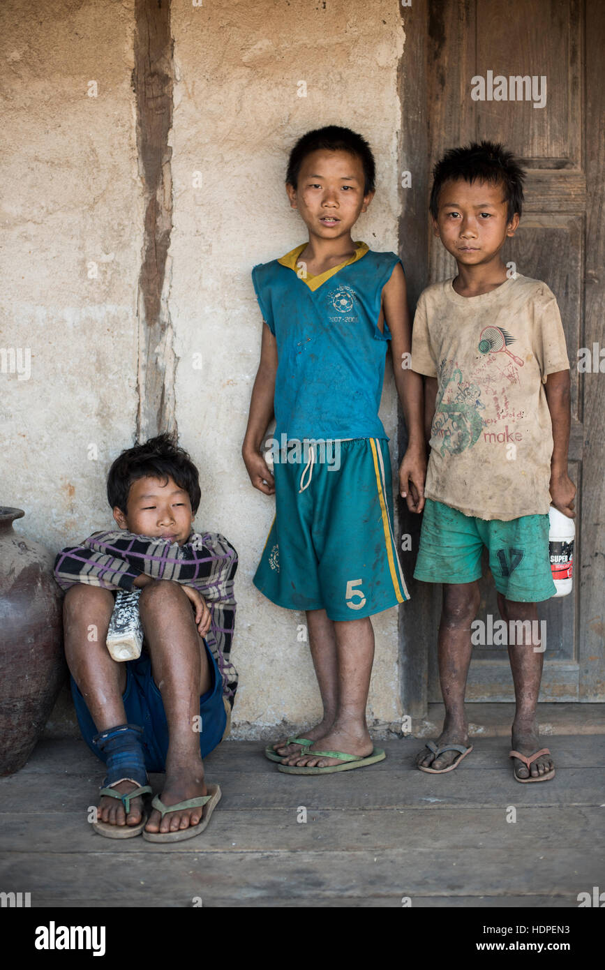 Poor kids Banque de photographies et d’images à haute résolution - Alamy