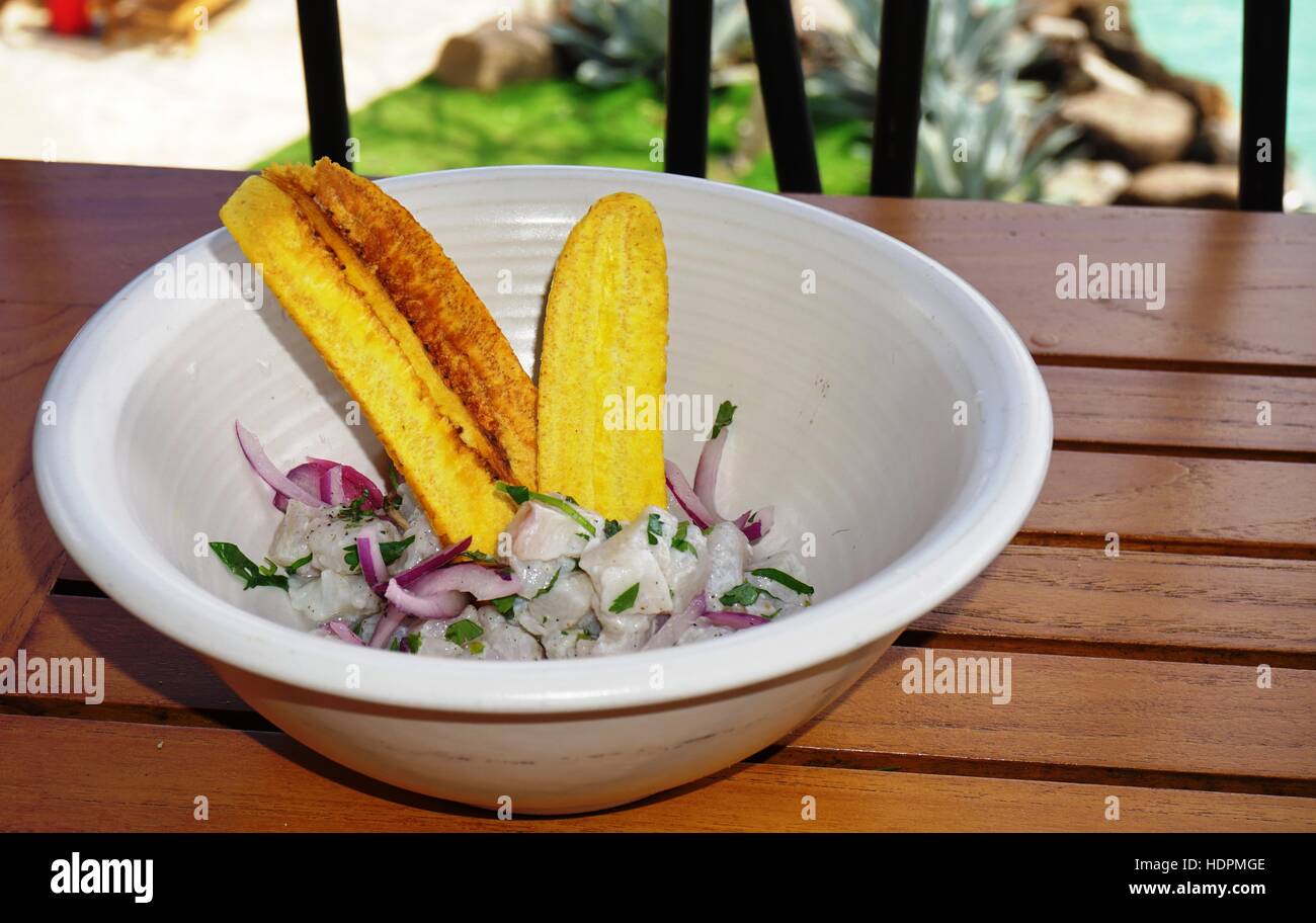 Ceviche de poisson cru avec copeaux de banane plantain Photo Stock - Alamy