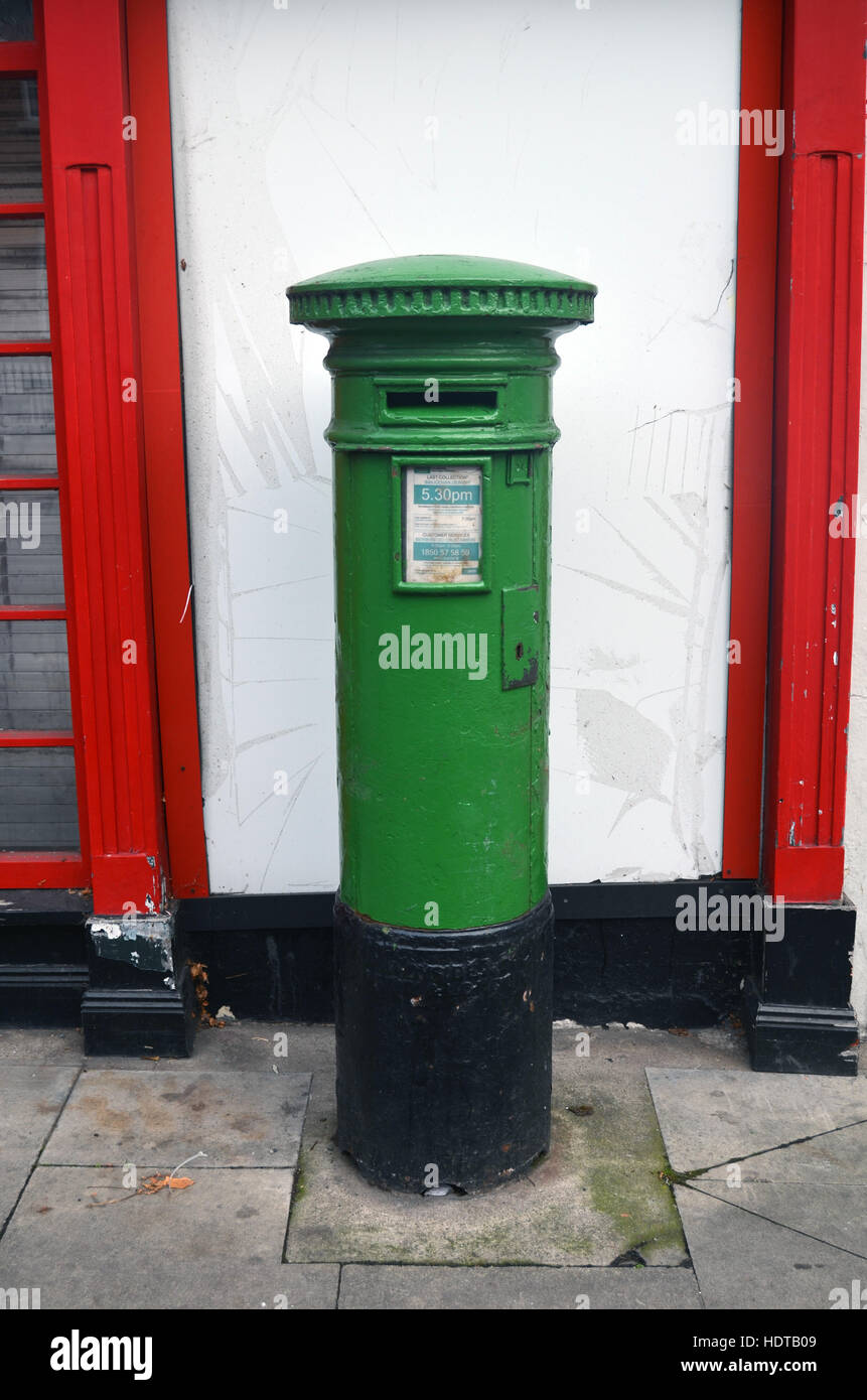 Green post box Banque de photographies et d’images à haute résolution ...