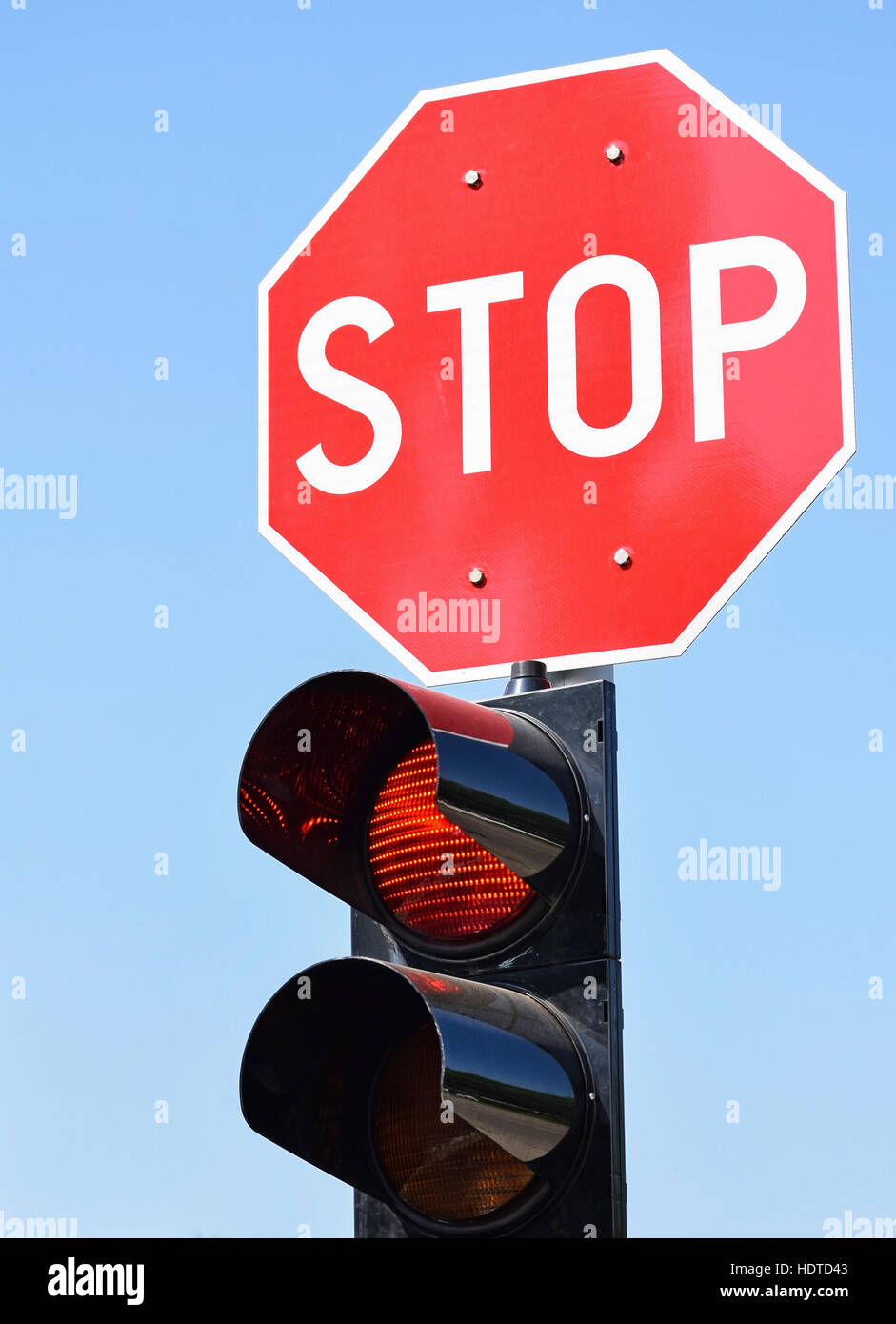 Panneau stop et feux de circulation au passage à niveau Photo Stock - Alamy