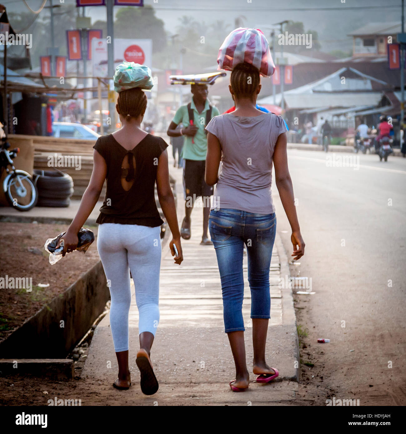 Les jeunes Africains portent leurs effets personnels sur la tête Photo ...