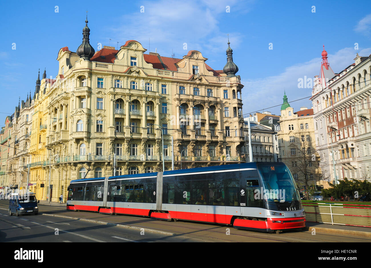 Tram rouge Banque de photographies et d’images à haute résolution - Alamy