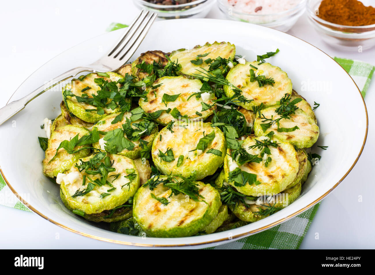 Courgettes sautées aux fines herbes et ail Photo Stock - Alamy