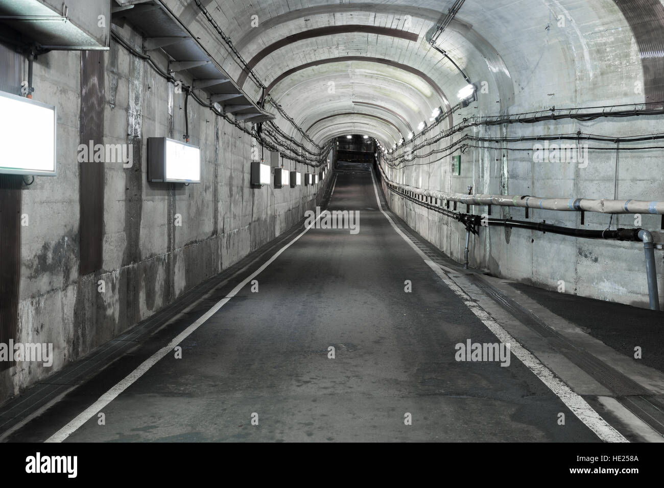 Voiture dans le tunnel de l'autoroute Banque de photographies et d’images à haute résolution - Alamy