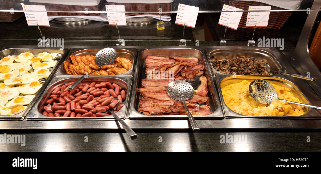 Délicieux et copieux petit-déjeuner buffet composé de différentes ...