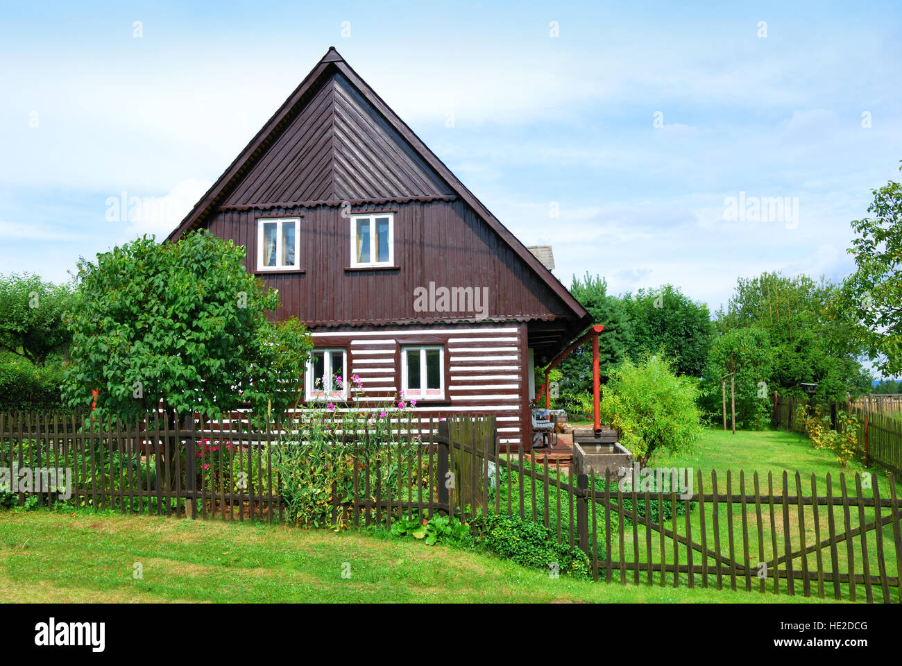 Maison en rondins unique Banque de photographies et d’images à haute ...