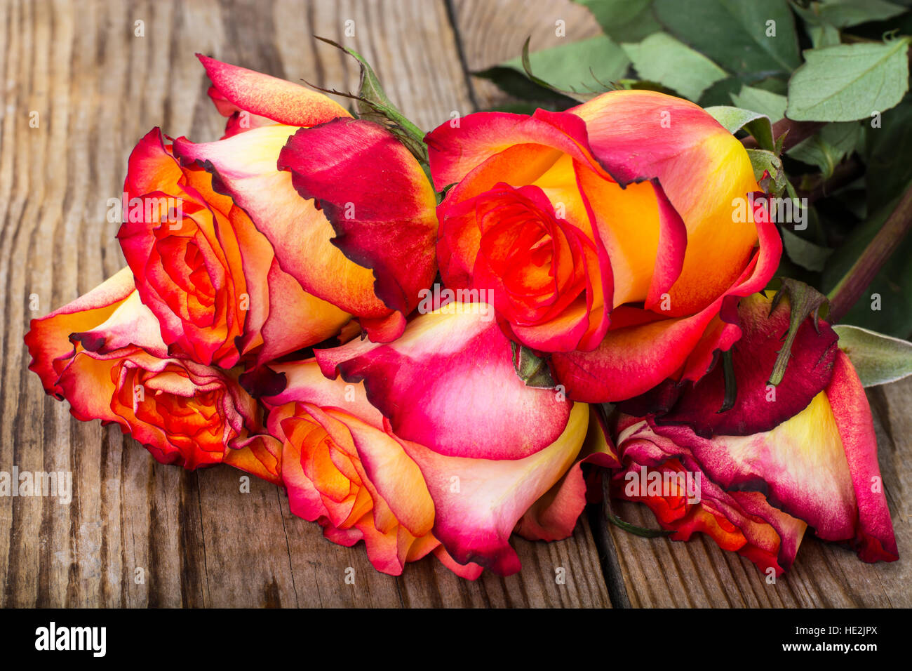 Roses et coeurs sur une table en bois Banque de photographies et d ...