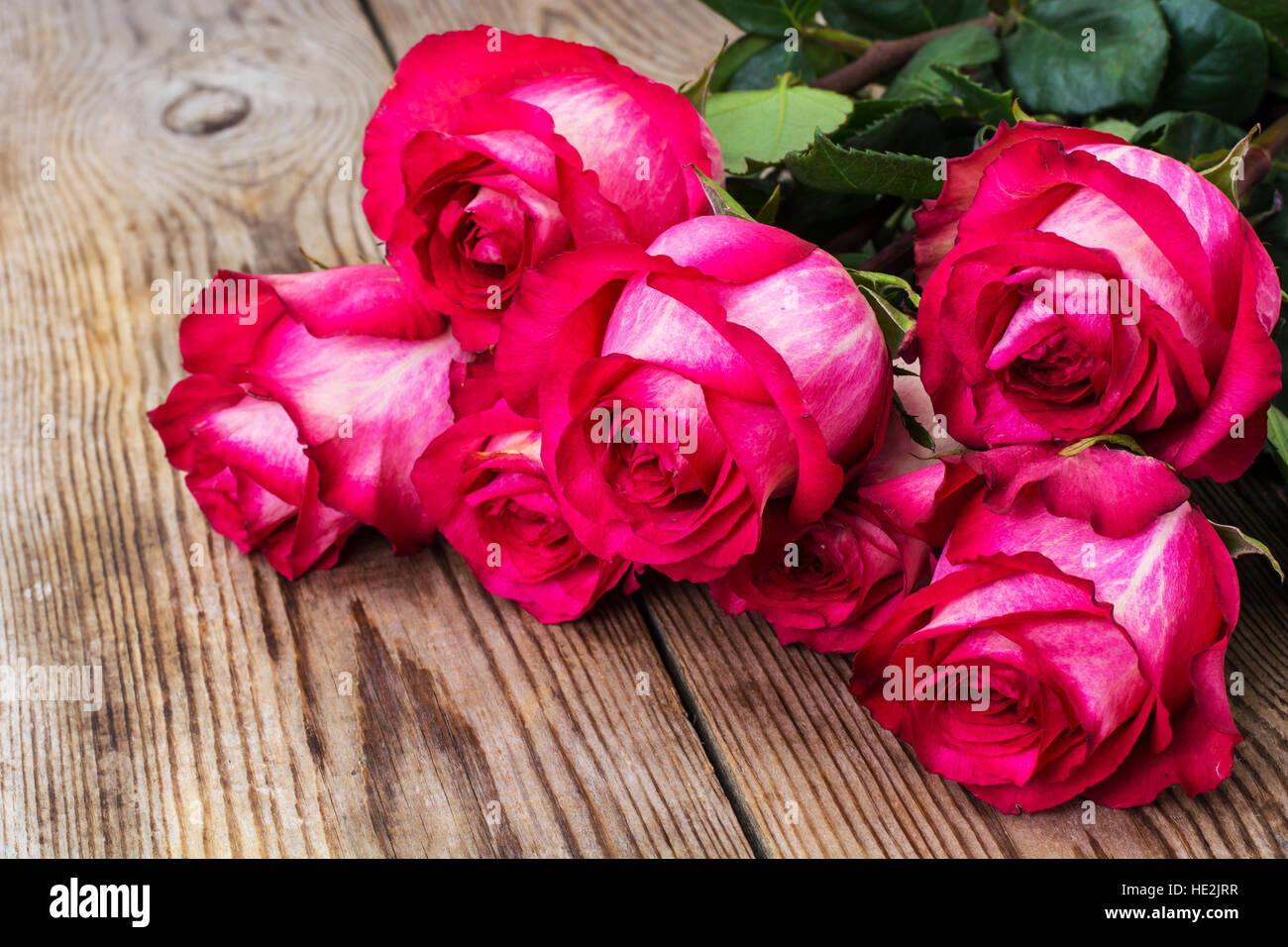 Roses et coeurs sur une table en bois Banque de photographies et d ...