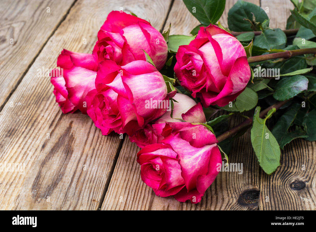 Roses et coeurs sur une table en bois Banque de photographies et d ...
