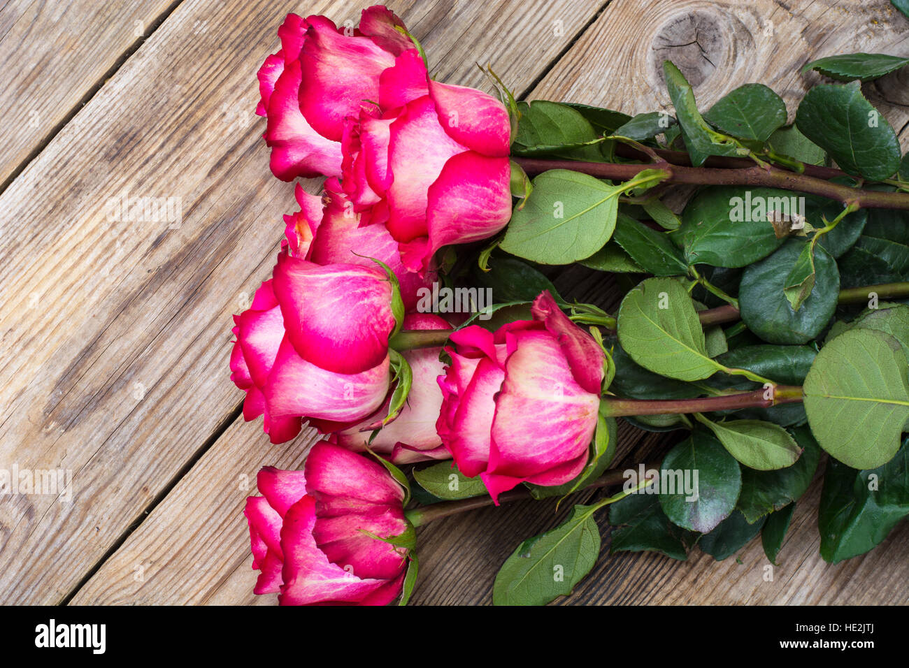 Roses et coeurs sur une table en bois Banque de photographies et d ...