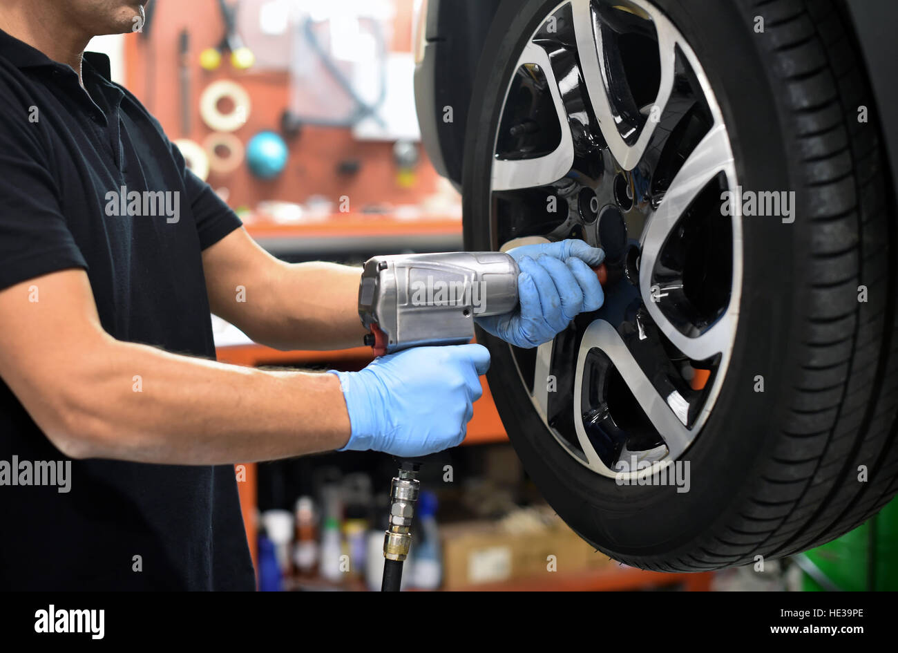 Atelier de roues et pneus Banque de photographies et d’images à haute résolution - Alamy