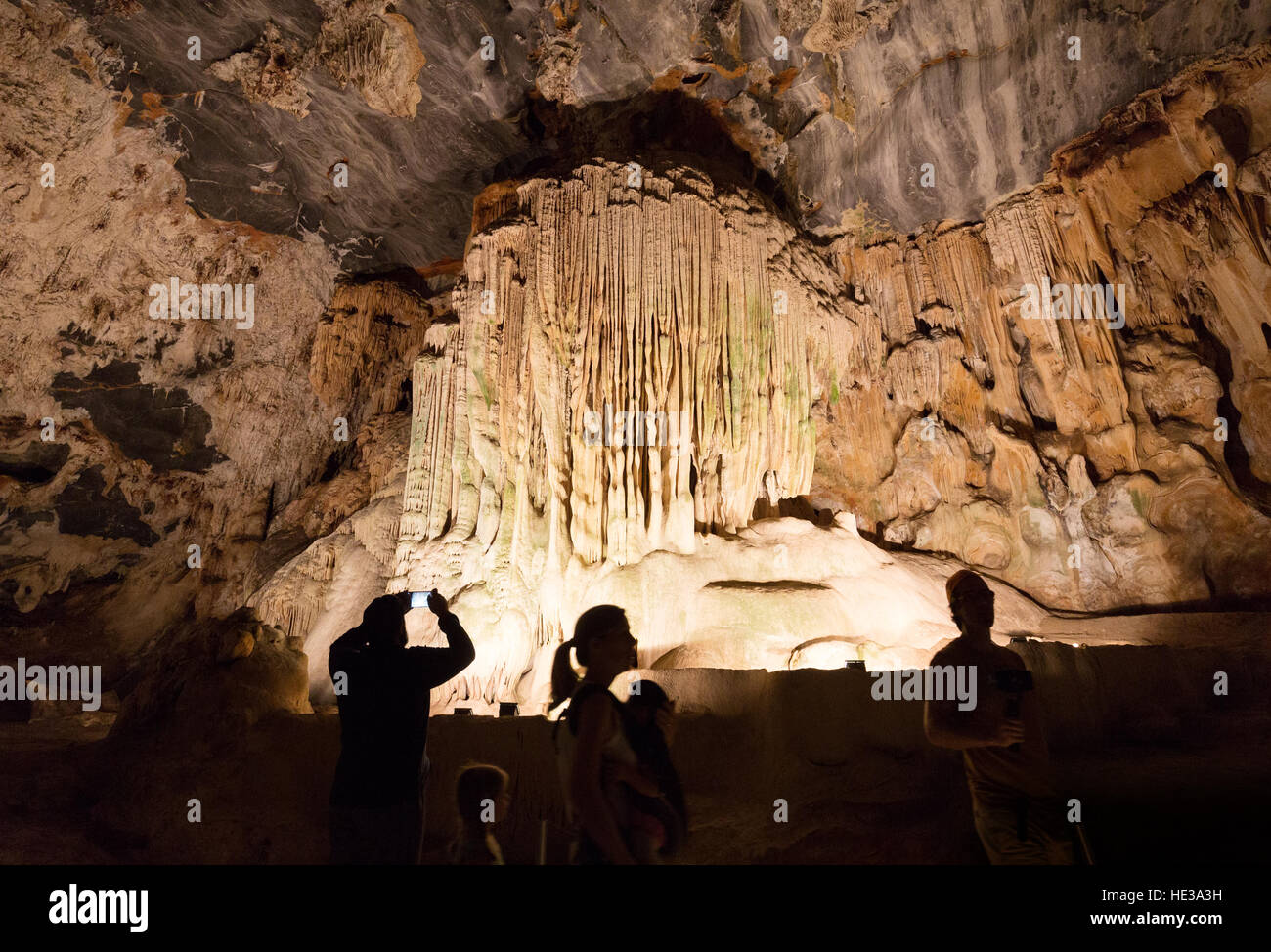 Touristes visitant des formations rocheuses Banque de photographies et ...