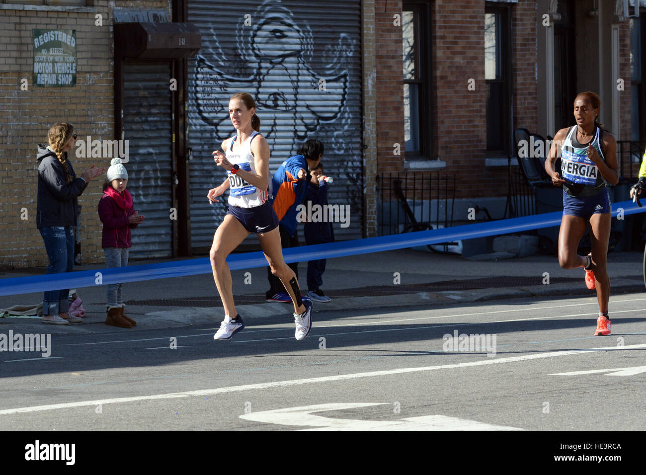 Sdc 2016 New York City Marathon - porteur font leur chemin à travers la ...