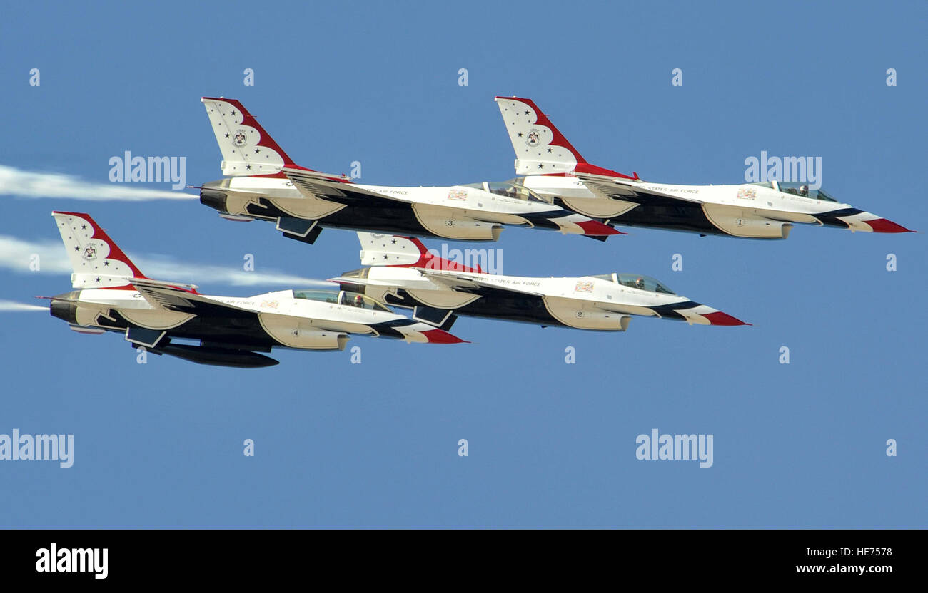 Quatre U.S. Air Force F-16 Fighting Falcon Thunderbird par zoom les ...