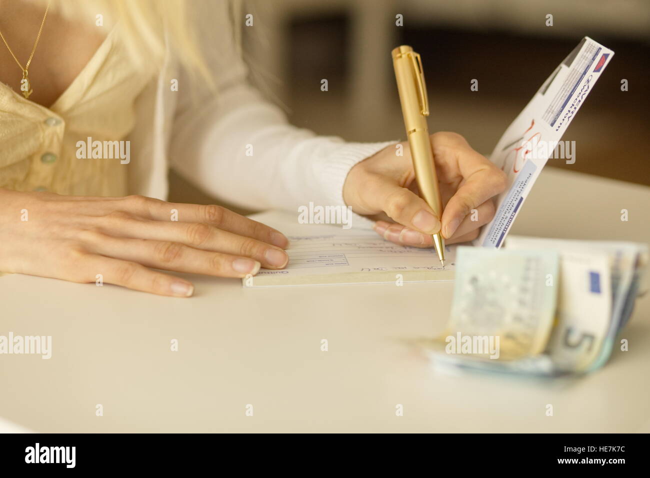 La signature d'un chèque Photo Stock - Alamy
