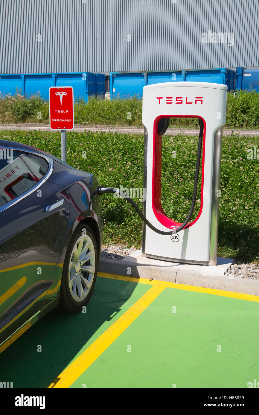 ZURICH - 30 juillet : Tesla Supercharger gare le 30 juillet 2016 à ...
