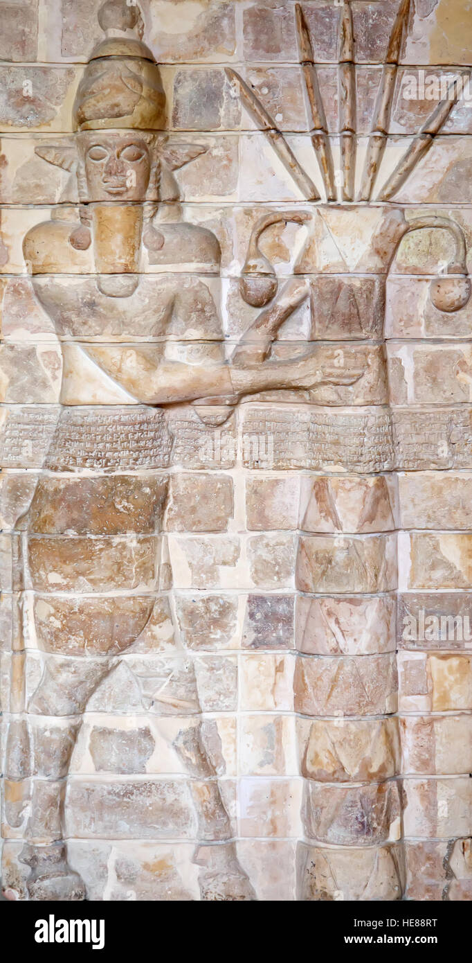 Sumérien antique sculpture sur pierre avec l'écriture cunéiforme l ...