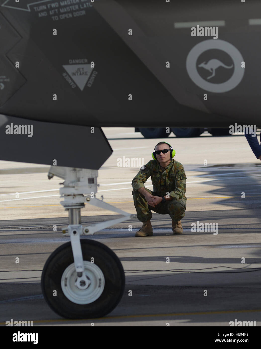 Royal Australian Air Force Le Major Nathan Draper, 61e uma maintenance ...