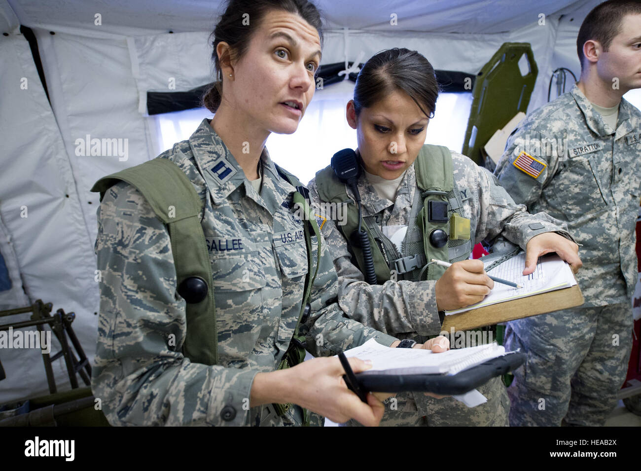 Le capitaine de l'US Air Force Jennifer Sallee, équipe de liaison ...