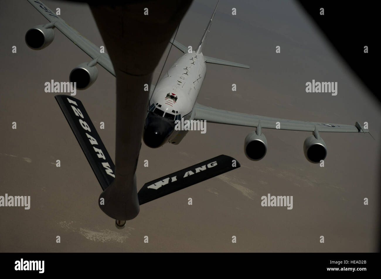 Un RC-135 Rivet joint se déplace en place afin d'être ravitaillé par un ...