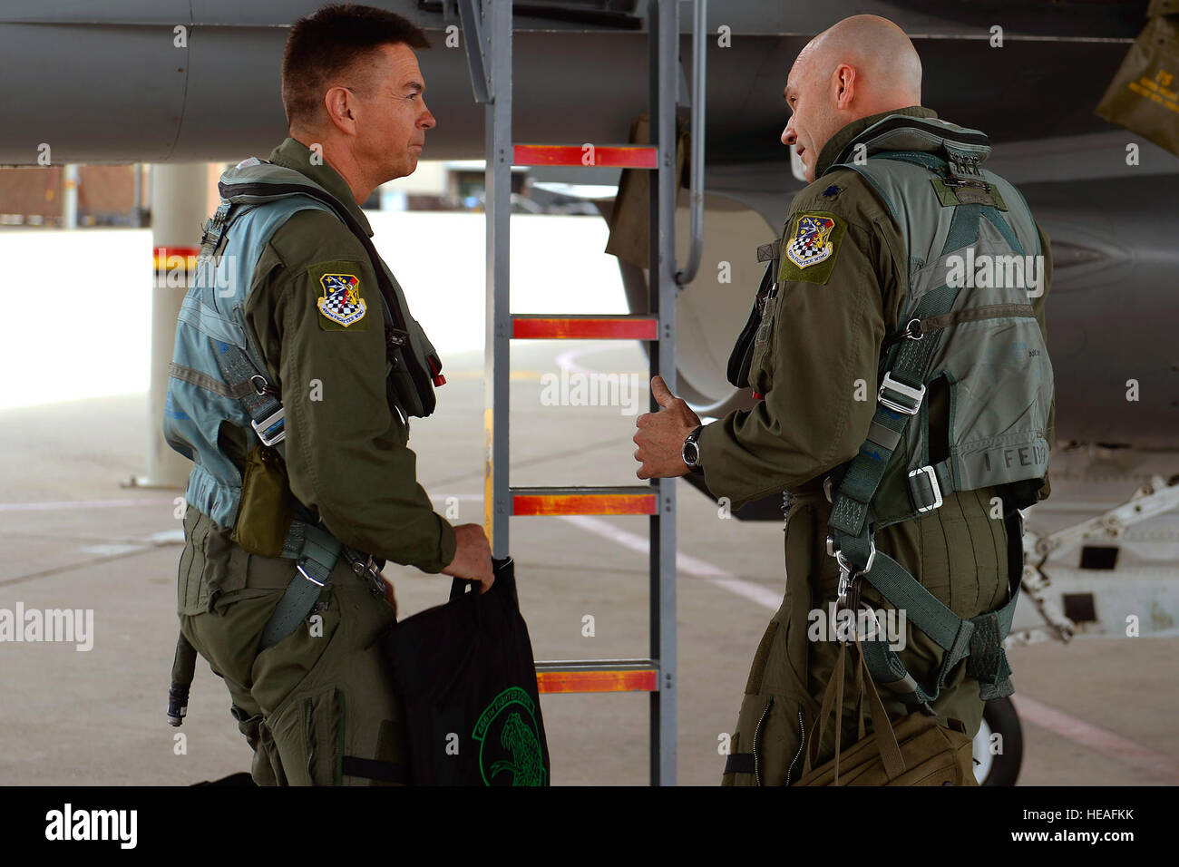 U.S. Air Force Le Lieutenant-colonel Christopher Robinson (à droite ...