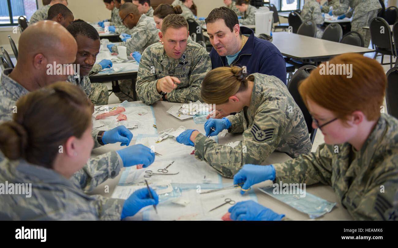 Le colonel Brian Neese, 628e Escadron d'opérations médicales ...