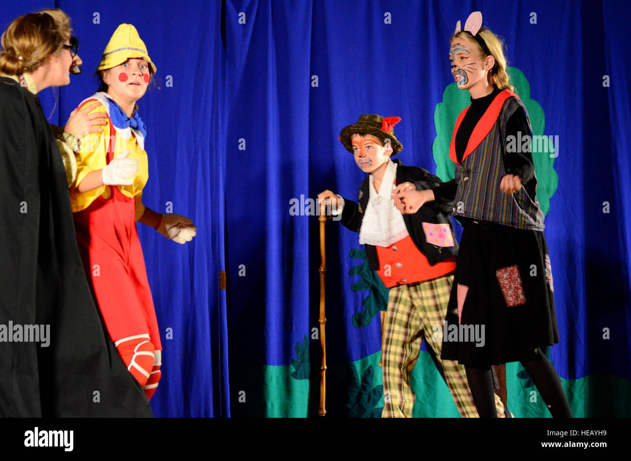 La base aérienne Peterson, Colorado- Pinocchio (Natalie Moran) est pris ...