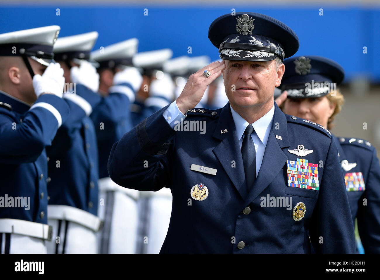 Le Général Mark Welsh, chef d'état-major de l'Armée de l'air entre dans l'US Air Force Academy ...