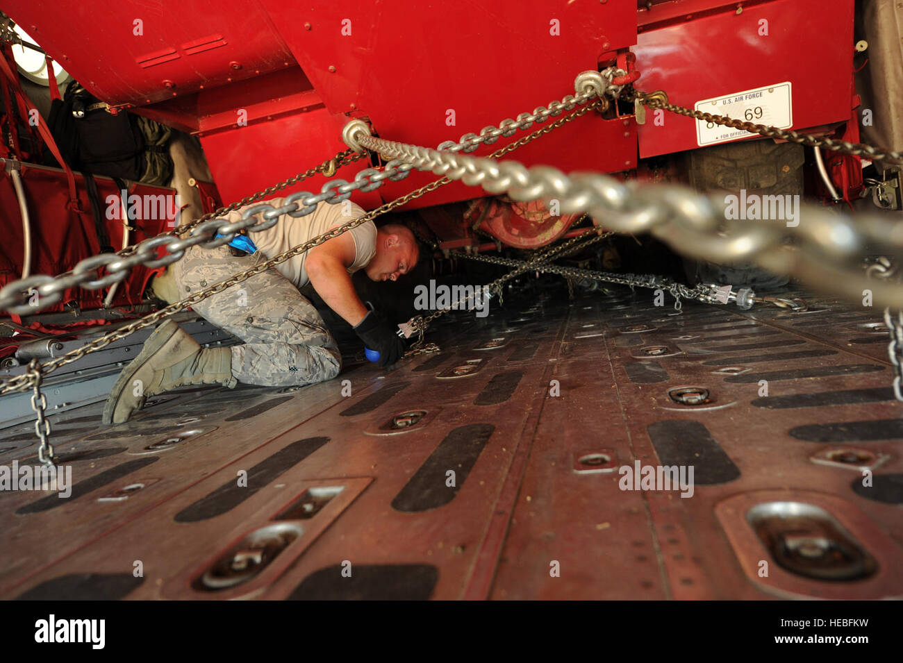 U.S. Air Force Tech. Le Sgt. David Teetsel, une antenne antenne porter ...