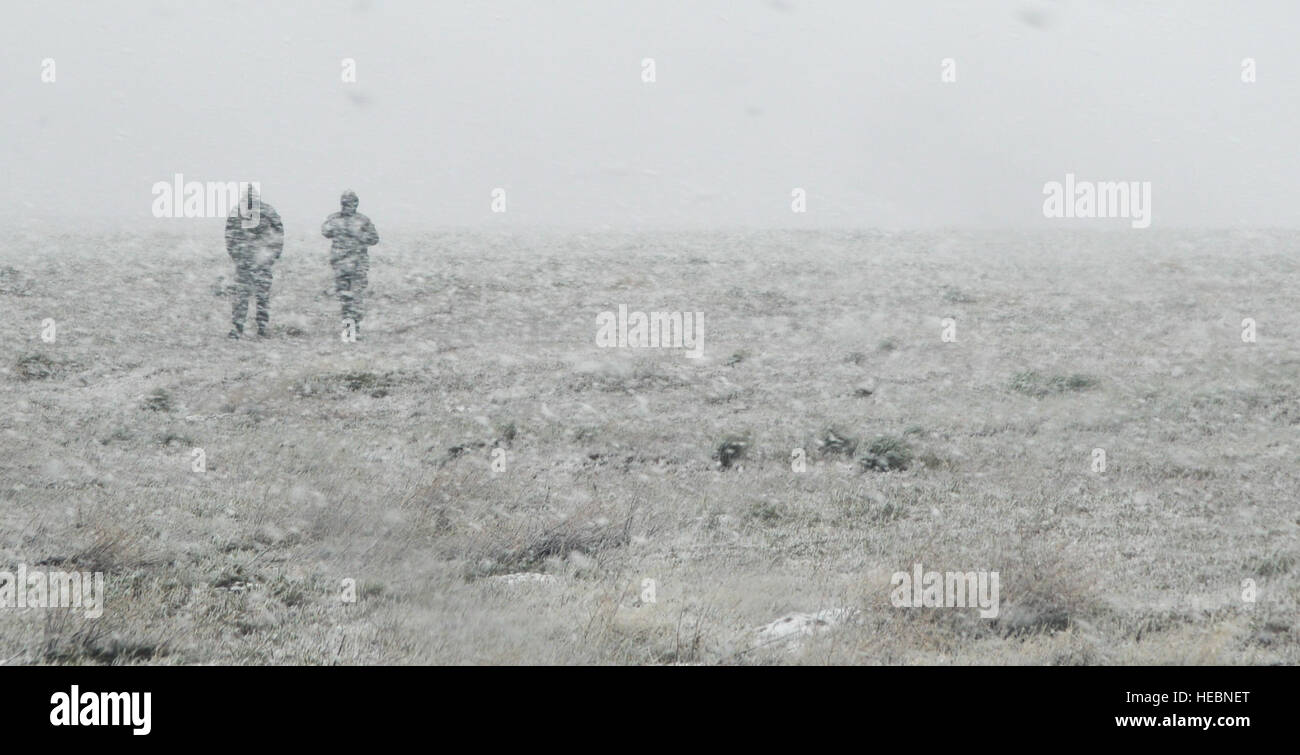 Aviateurs promenade à travers une tempête de neige au cours de ...
