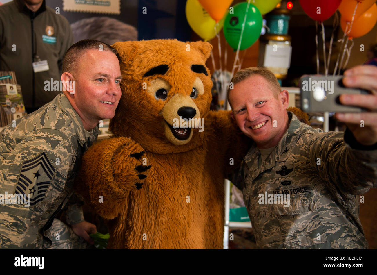 U.S. Air Force le Colonel Joe McFall, commandant de la 52e Escadre de ...