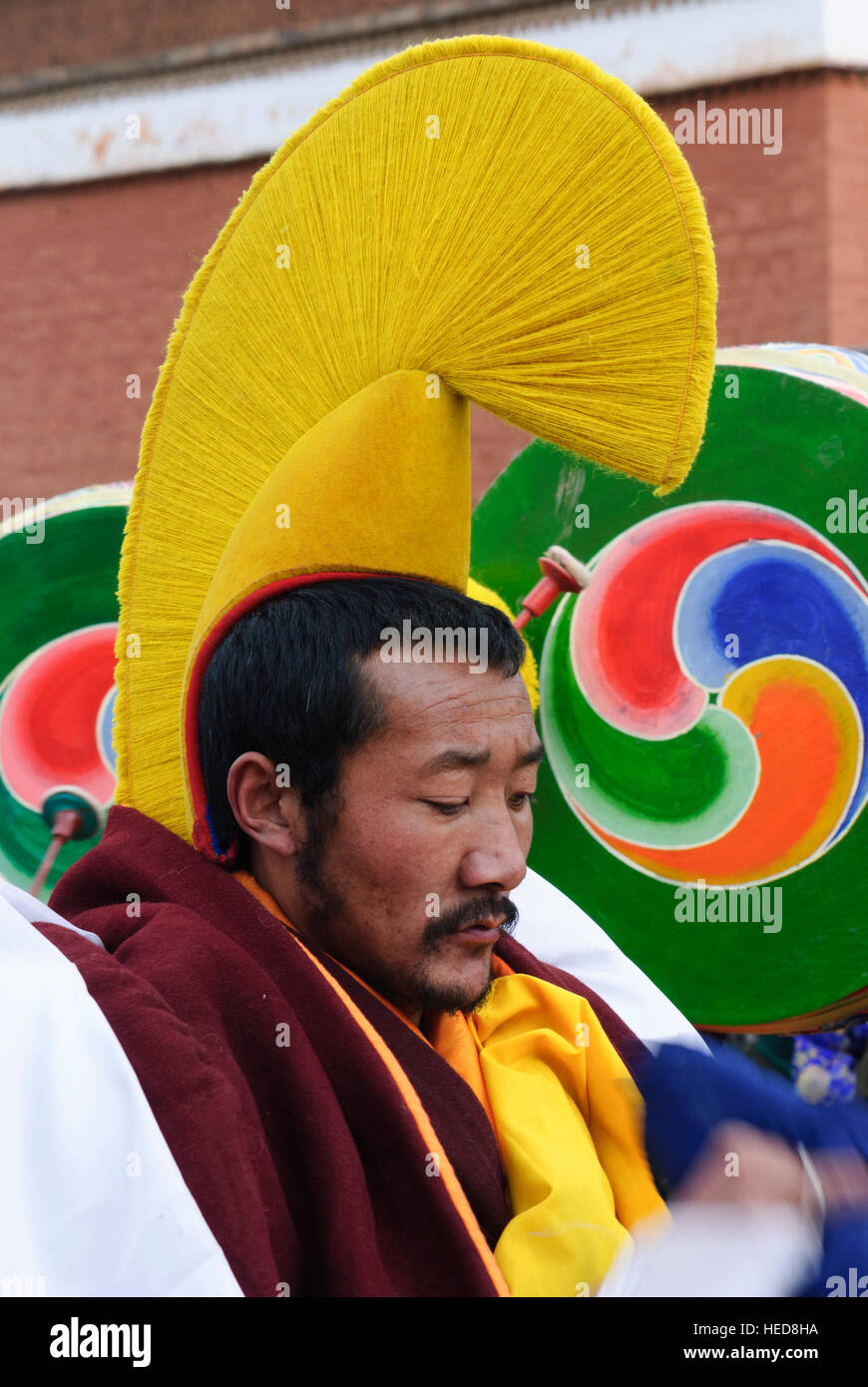 Xiahe : chapeau jaune, moine du monastère tibétain de Labrang le Monlam ...