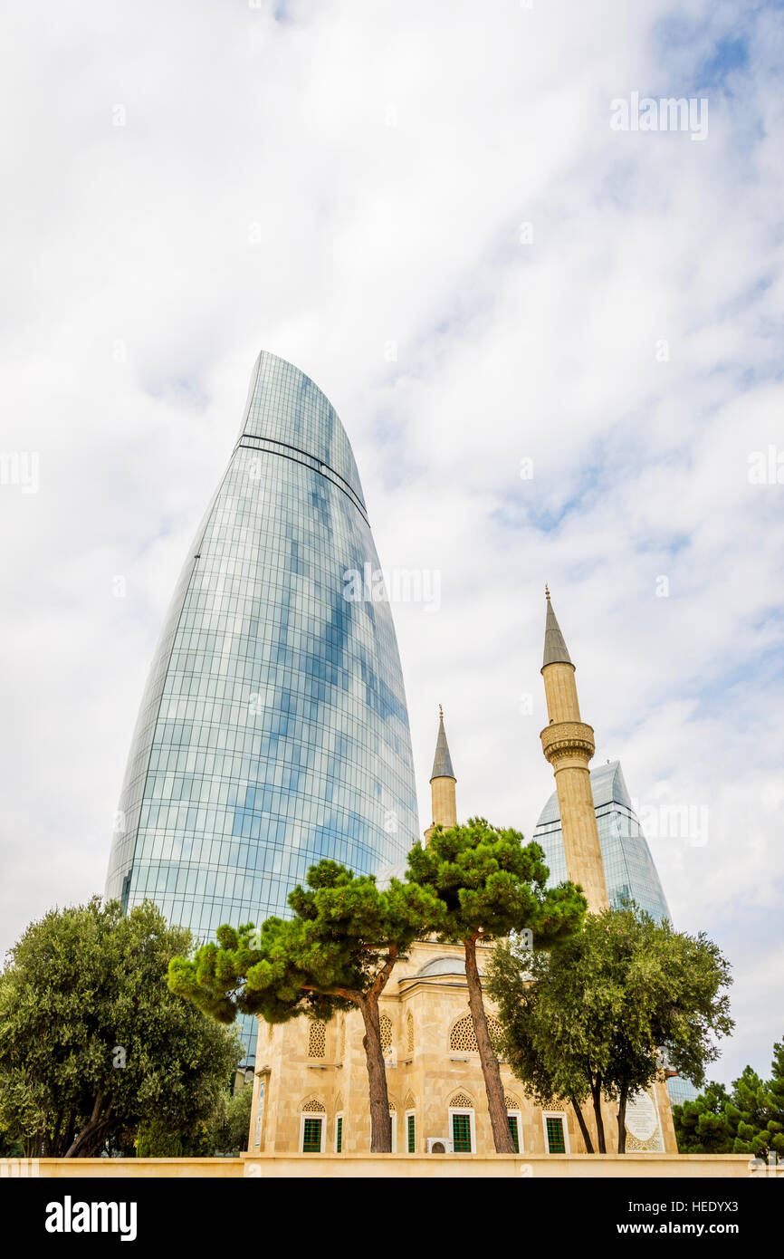 Sehidler Xiyabani Flame towers et mosquée, Baku, Azerbaïdjan Photo ...