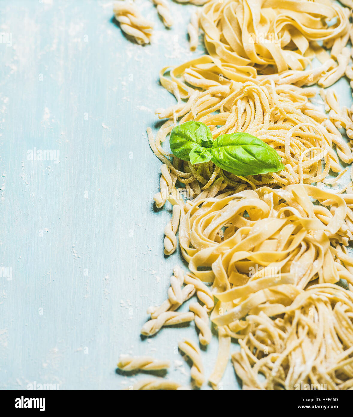 Différentes sortes de pâtes italiennes fraîches faites maison avec des ...